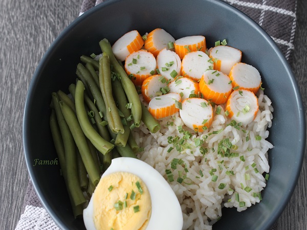 Bol de riz aux haricots verts, oeuf et surimi - Famoh - Blog culinaire ...